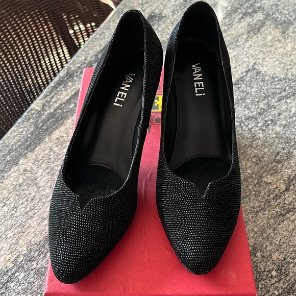 Vaneli | Shoes | Vaneli Linden Rodi Vnotch Leather Heels | Poshmark